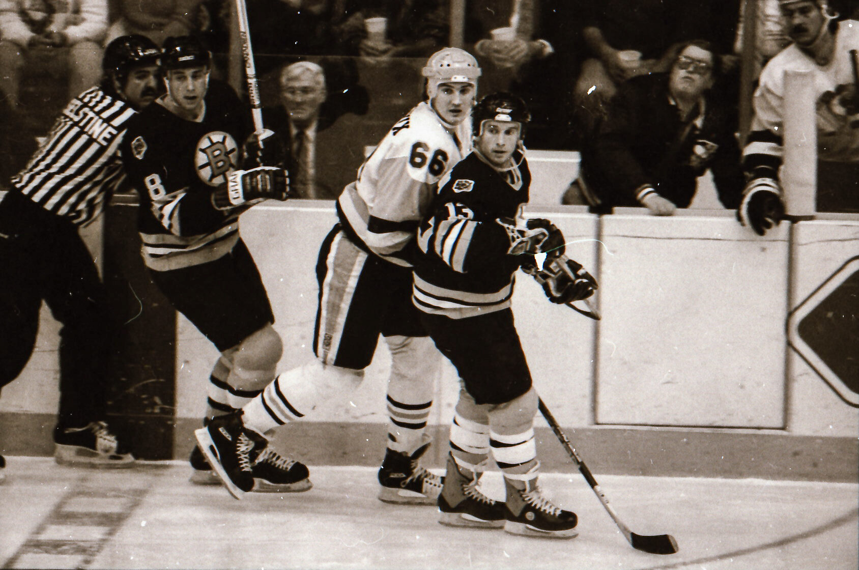 Ice hockey in the 1980's – Street Photography